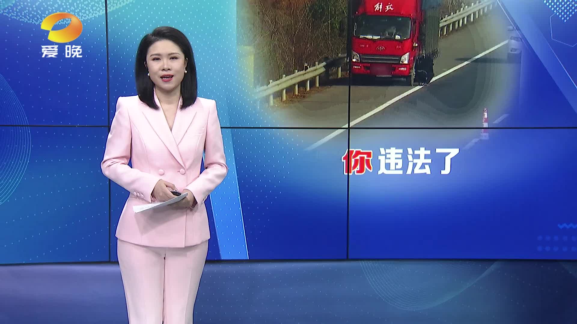 常德:高速路上司机“大胆”修车