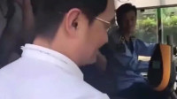 马化腾体验用微信支付坐公交车，脑海里有画面了