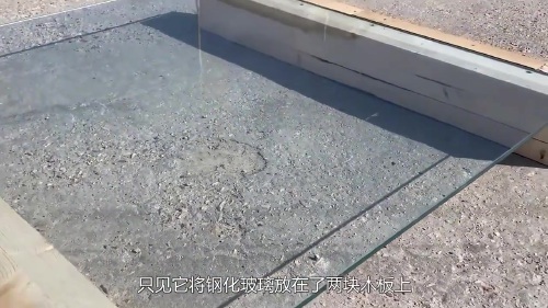 钢化玻璃有多结实?卡车开过也不碎,钢化玻璃是怎么钢化的?