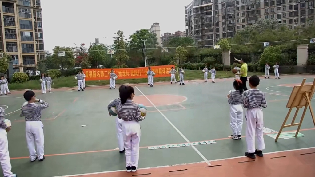 体育新课标融合课,体育优质课篮球行进间运球+劳动融合优质示范课#...