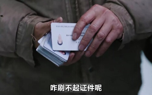 大叔到税务大厅开发票,却被工作人员盯上,打工人狠狠共情了!