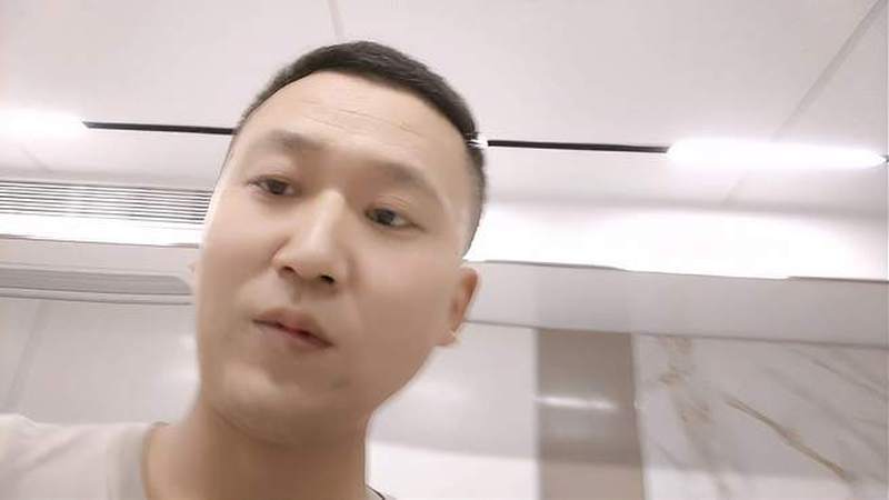 今天卫生间门安装好了,极窄长虹超白平开玻璃门,看看价格怎么样
