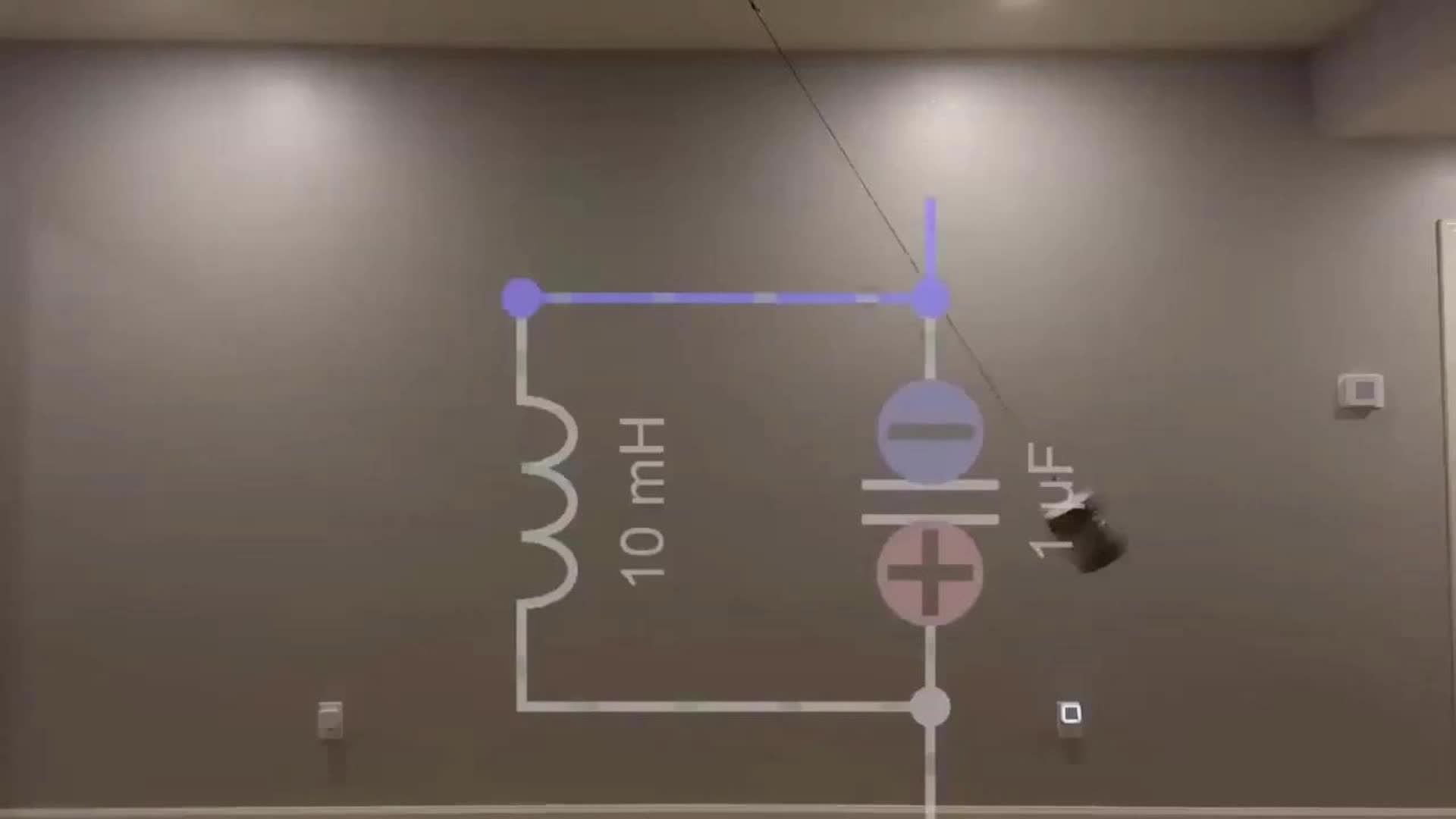 ...在LC谐振回路中,电荷在电路中振荡,而能量在磁场(在电感器中)和电场...