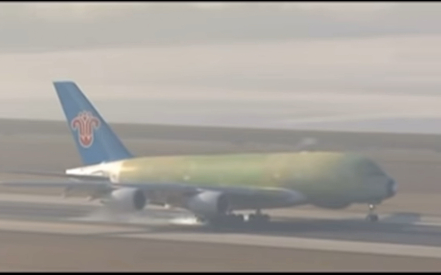 中国南方航空公司首架空客 A380客机首飞!