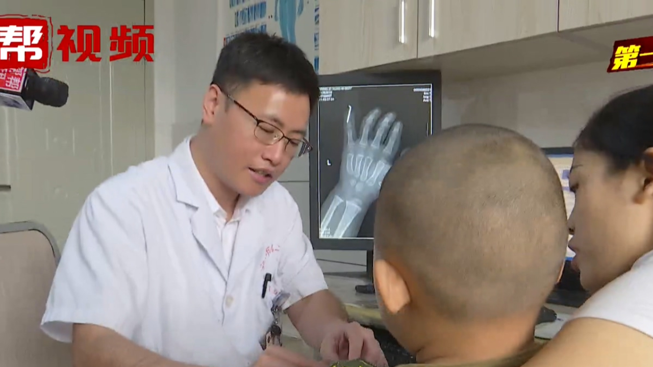 2岁男童手指遭机器碾压,小指就剩一层皮连着,家属吓得够呛