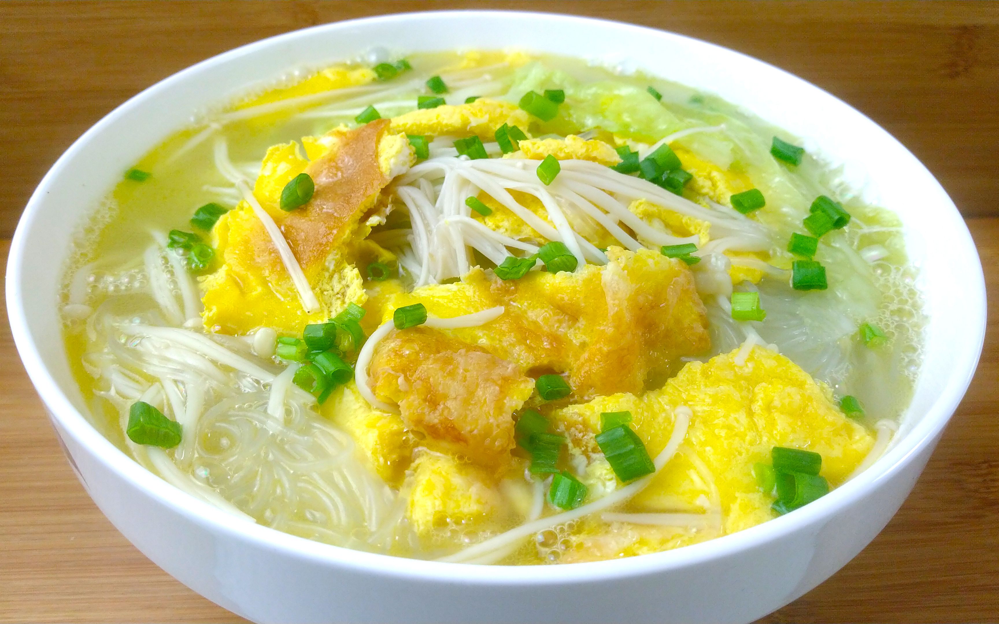 鸡蛋白菜粉丝汤做法简单,汤色奶白原汁原味,清淡不油腻