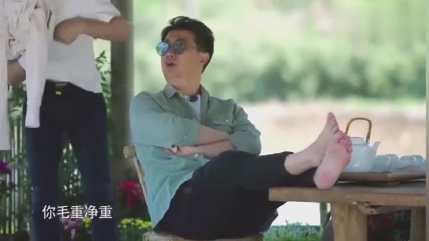 黄磊:你毛重净重多少 何炅:净重怎么说 黄磊:净重就是没毛呗