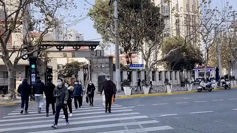 上海市淮海中路:女老外骑箱包电动车赏景,炫酷出行