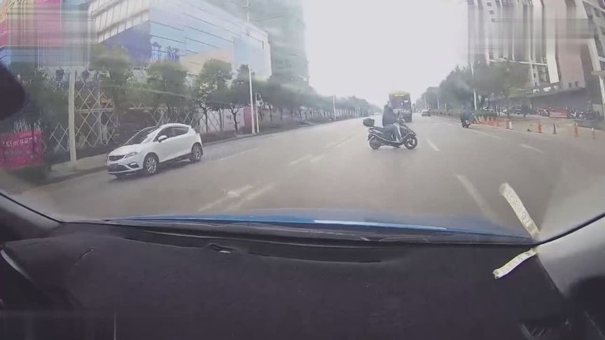 电动车走到一半就停住了,这是想要碰瓷吗?