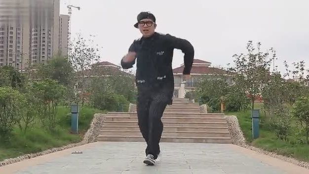 恩平街舞少年用锁舞演绎火星哥神曲《Uptown Funk》