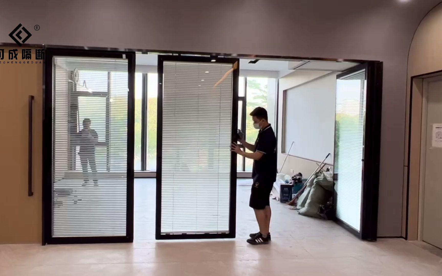 办公室活动玻璃隔断双层玻璃可移动玻璃门#折叠隔断 #活动隔断 #移动...