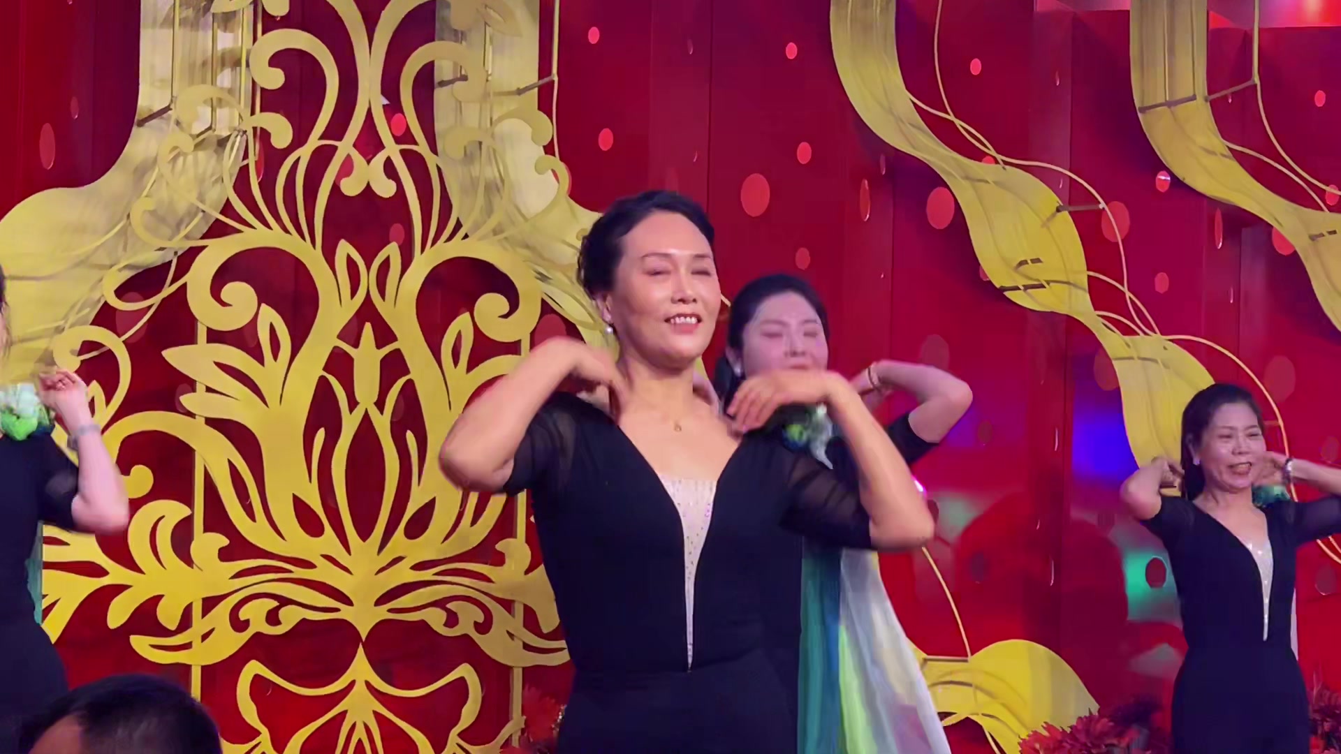 #辞旧迎新之际 #期待明天会更好 #唱一首向着明天迎接2025 #舞台无...