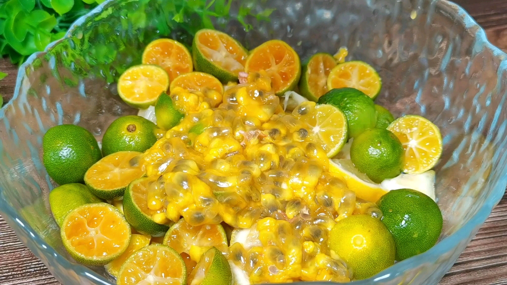 夏天怎么能少了一杯百香果青桔柠檬茶?自己在家做起来,酸甜好喝