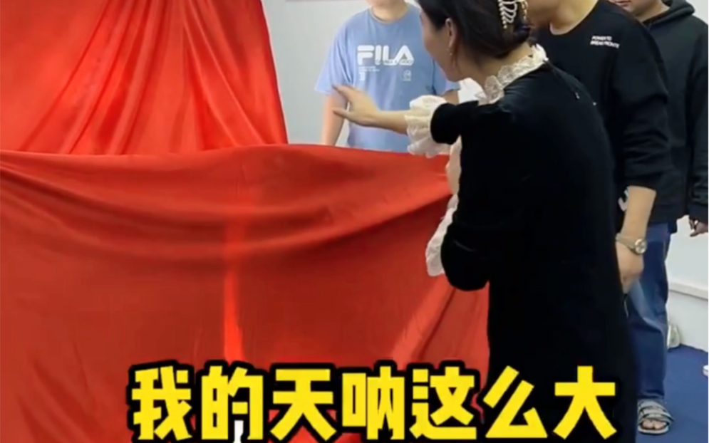 重达3吨的翡翠原石,竟能出5000条翡翠手镯,你敢相信吗?#翡翠手镯 #...