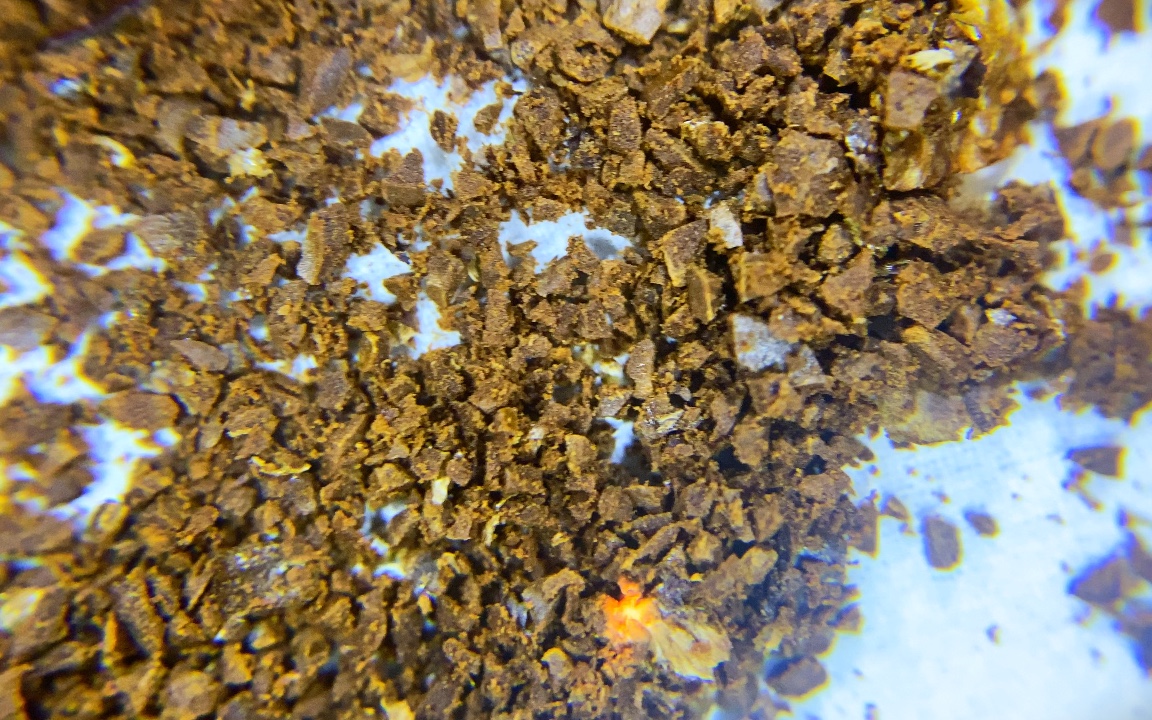 用司令官C40研磨的咖啡豆颗粒放大60倍的样子
