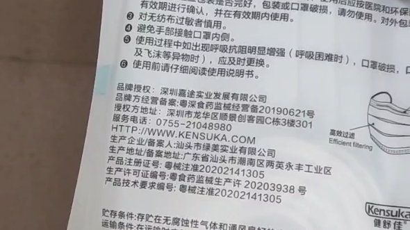 我们怎么选口罩?最好选用医用口罩,而且是有三层的,中间内层是熔浆布