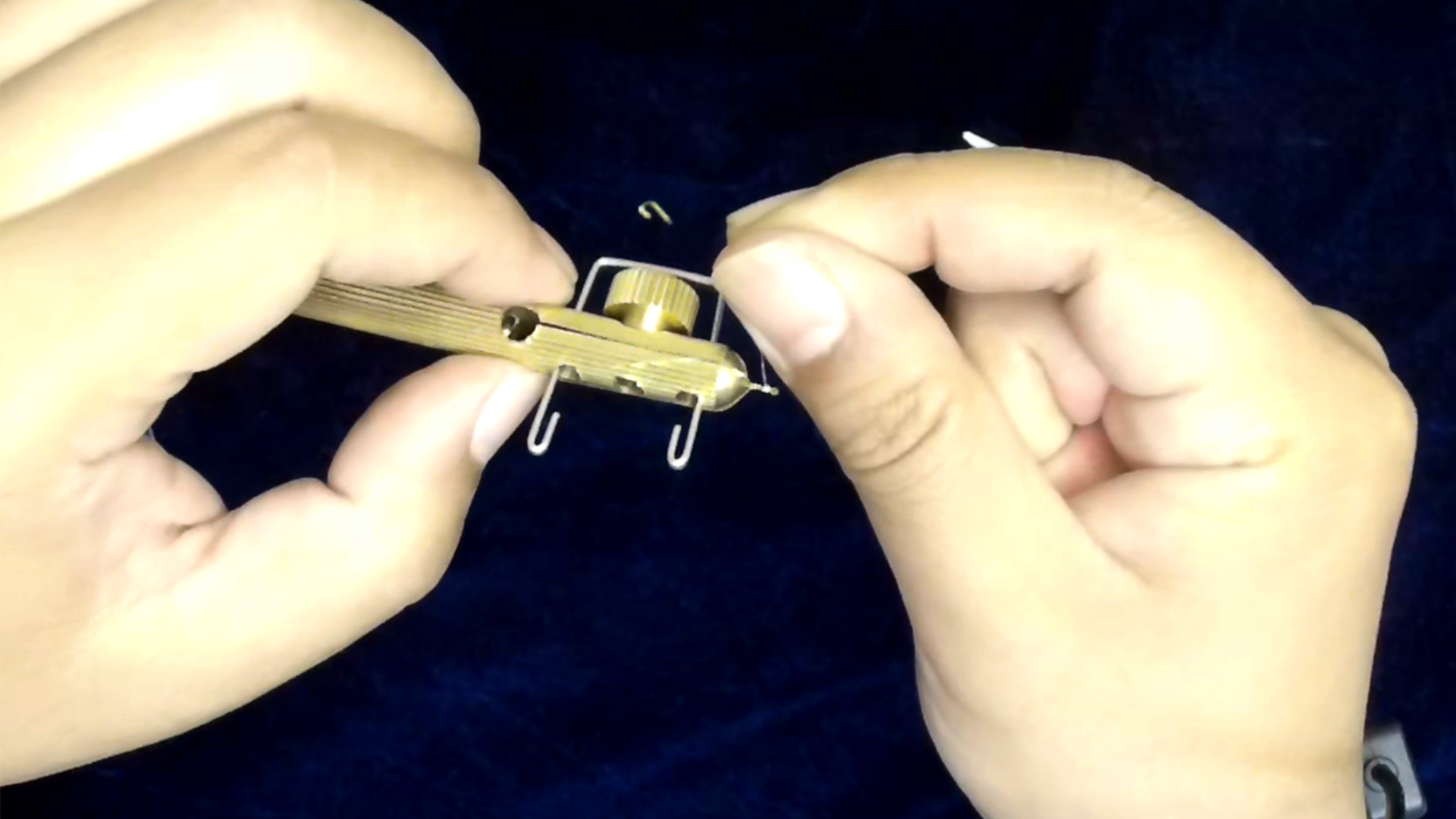 绑钩器怎么用?学会使用方法后,新手也不怕绑小号鱼钩了