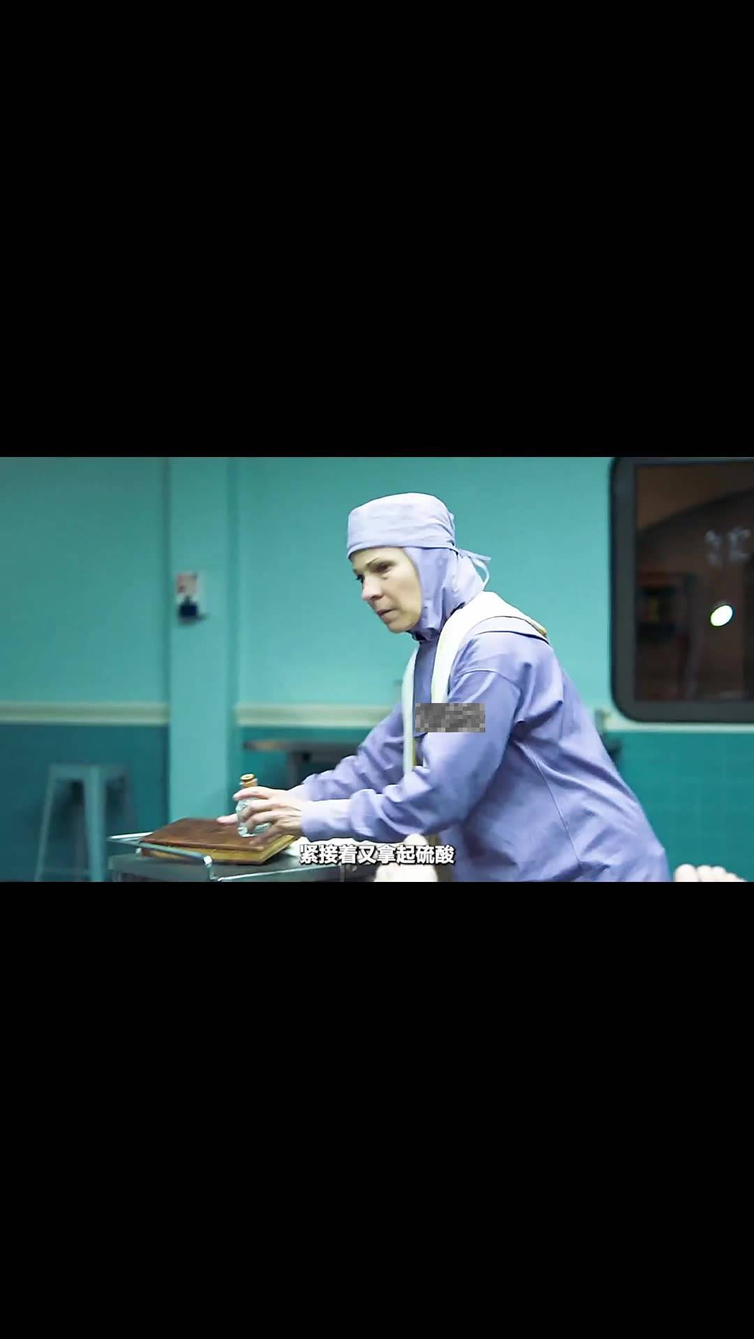 男孩被绑在手术台上,医生还用硫酸泼在他身上