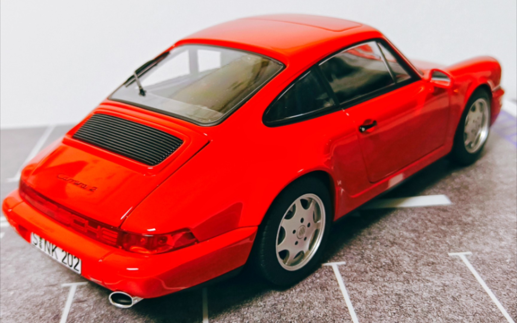 停车场的诺威尔1:18保时捷964汽车模型