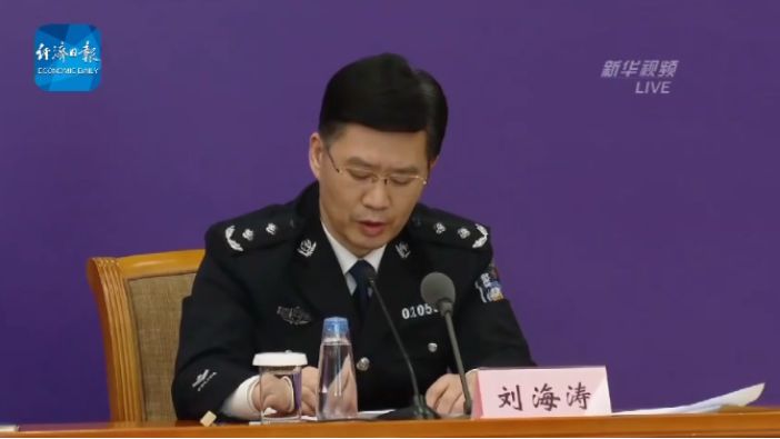 国家移民管理局:出入境人员大数据已筛查出输入性病例100余例丨权威...