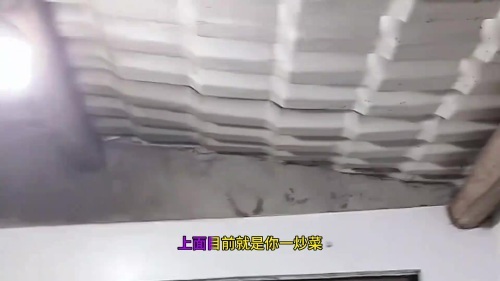 厨房的顶部应该加固一下,再安装排风扇就解决炒菜滴水的问题了