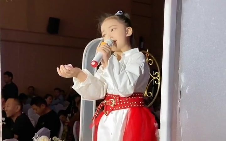 参加哥哥嫂嫂的婚礼,小礼物婚礼上演唱《世界这么大还能遇到你》...
