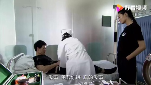 受伤警官被护士照顾,羞涩反应引发关注,背后隐藏了什么故事?