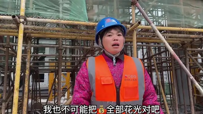 工地聚餐,下班后工友都翻压箱底衣服西装革履换着穿,必须得体面 农民...