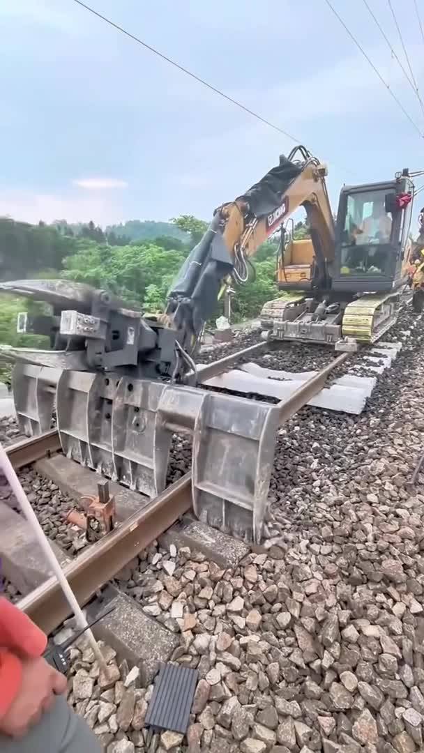 火车铁轨换枕过程,竟然只需要一个机器就能完成