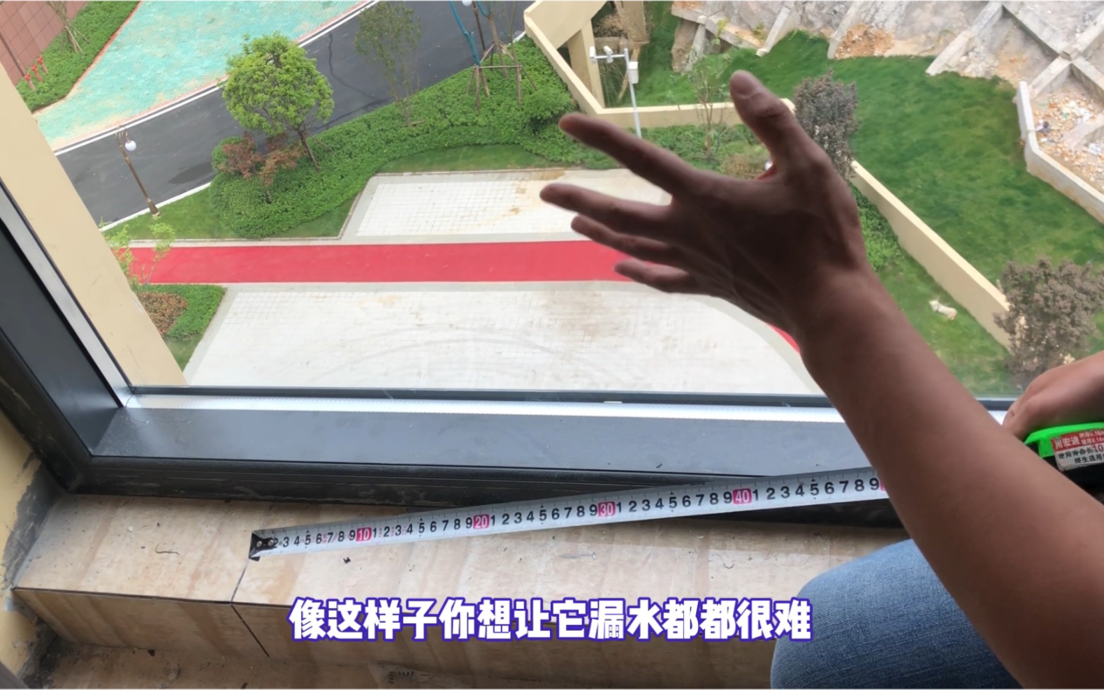断桥铝封阳台担心渗水,这样安装想让窗户渗水都难,很实用很保险