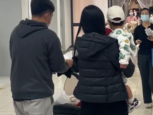 记者直击#上海儿童医学中心 父母自带“输液神器”以防孩子交叉感染...