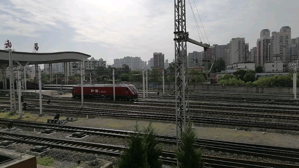 Z285次列车出武昌站,本务京局京段HXD3D0368