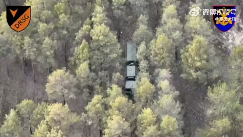 乌军神剑精确制导炮弹击中俄军卡车