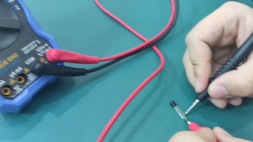 用万用表测量三极管