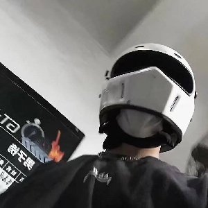 拿着叉子的闰土 
