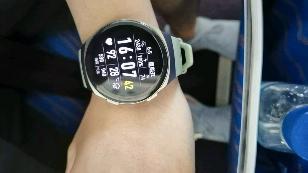 华为手表gt2e在飞机上的使用体验,当广播让你收起小桌板时,或者要...