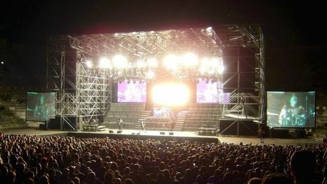 演唱会舞台倒塌,砸伤表演者,怎么回事