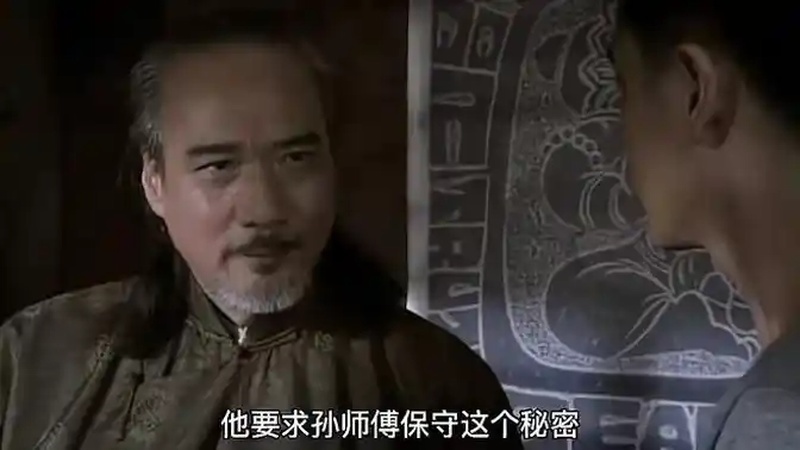小伙河边捡到一块价值连城的翡翠原石