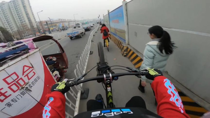 小伙子骑着山地自行车翘头,把路人吓得尖叫起来