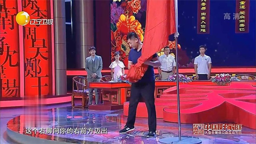 中国好家庭:国旗护卫队升旗手现场讲解升旗要点,挥旗动作帅炸天