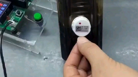 液位传感器精准检测奶茶糖浆,挂壁不受干扰