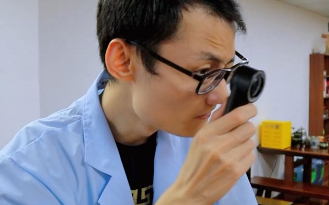 今天教大家一种众所周知的放大镜使用方法