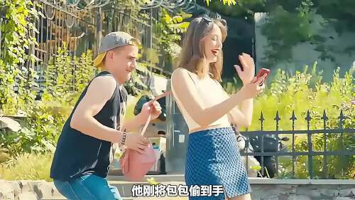 母亲下车刷视频忘了孩子《误会》
