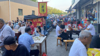苏州乡镇4点喝早酒,几百人白酒啤酒黄酒一起来,用黄酒拌面吃