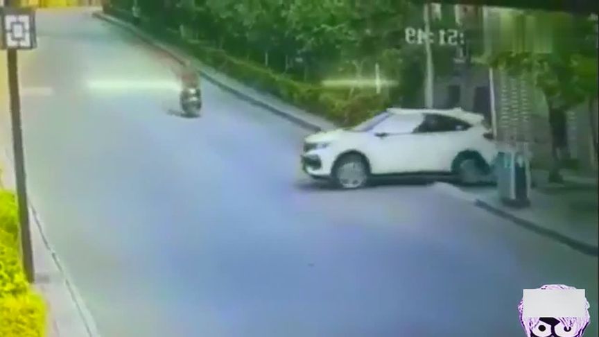 白车司机左转弯,电动车扭头发觉不对劲,下一秒让他恐慌