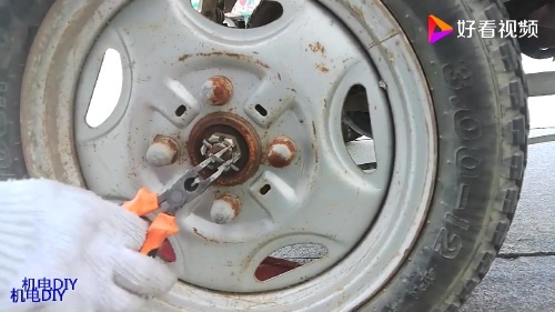 自己动手维修电动车！电动车后轮的拆卸方法演示！