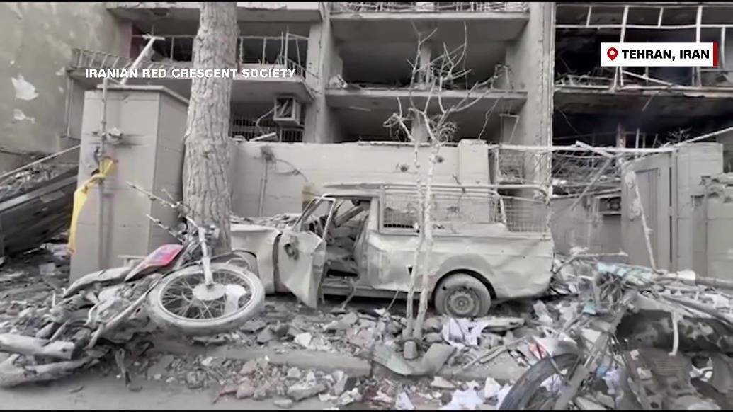 德黑兰主要居民区被摧毁,街上满是瓦砾残骸