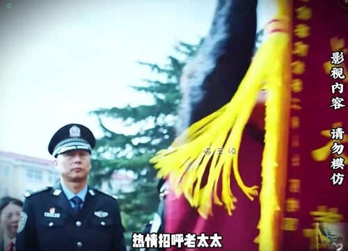 表彰大会现场,老太太举着两面不一样的锦旗出现