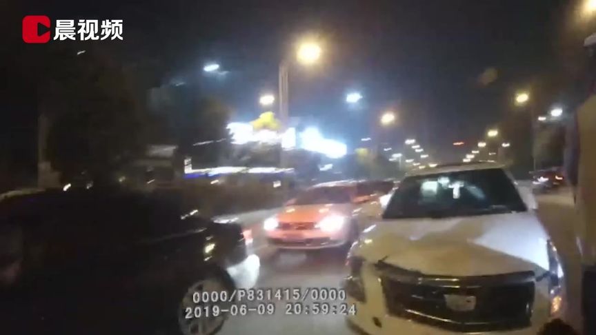 男司机超速撞人,发现对方伤太重留下“证据”后跑路
