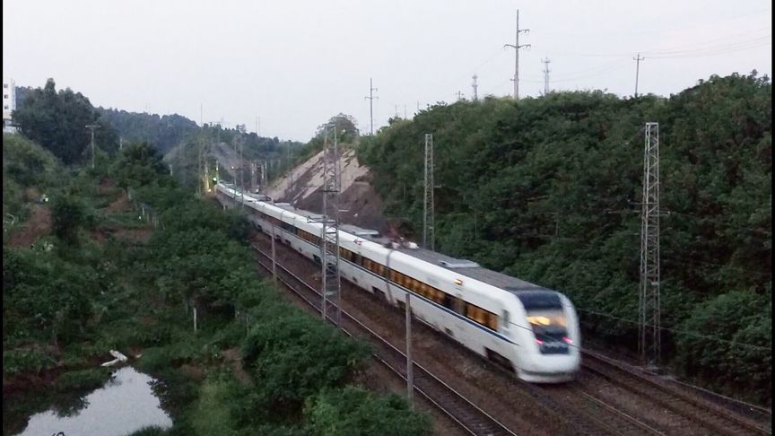 京九铁路拍大地铁动车,赣州-厦门D6579次列车通过赣州高新区弯道